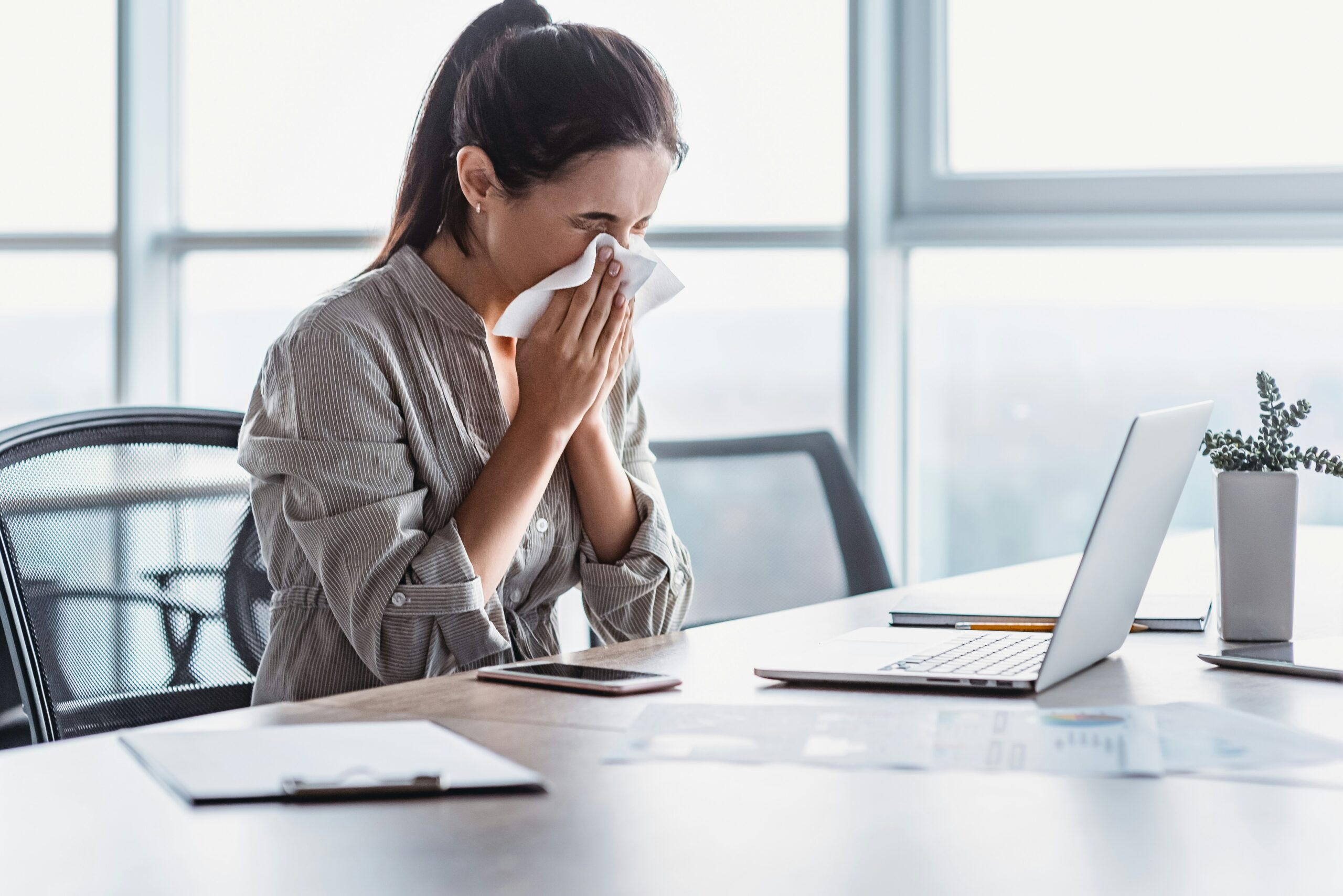 How to Stay Sharp at Work During Allergy Season - GenTwenty